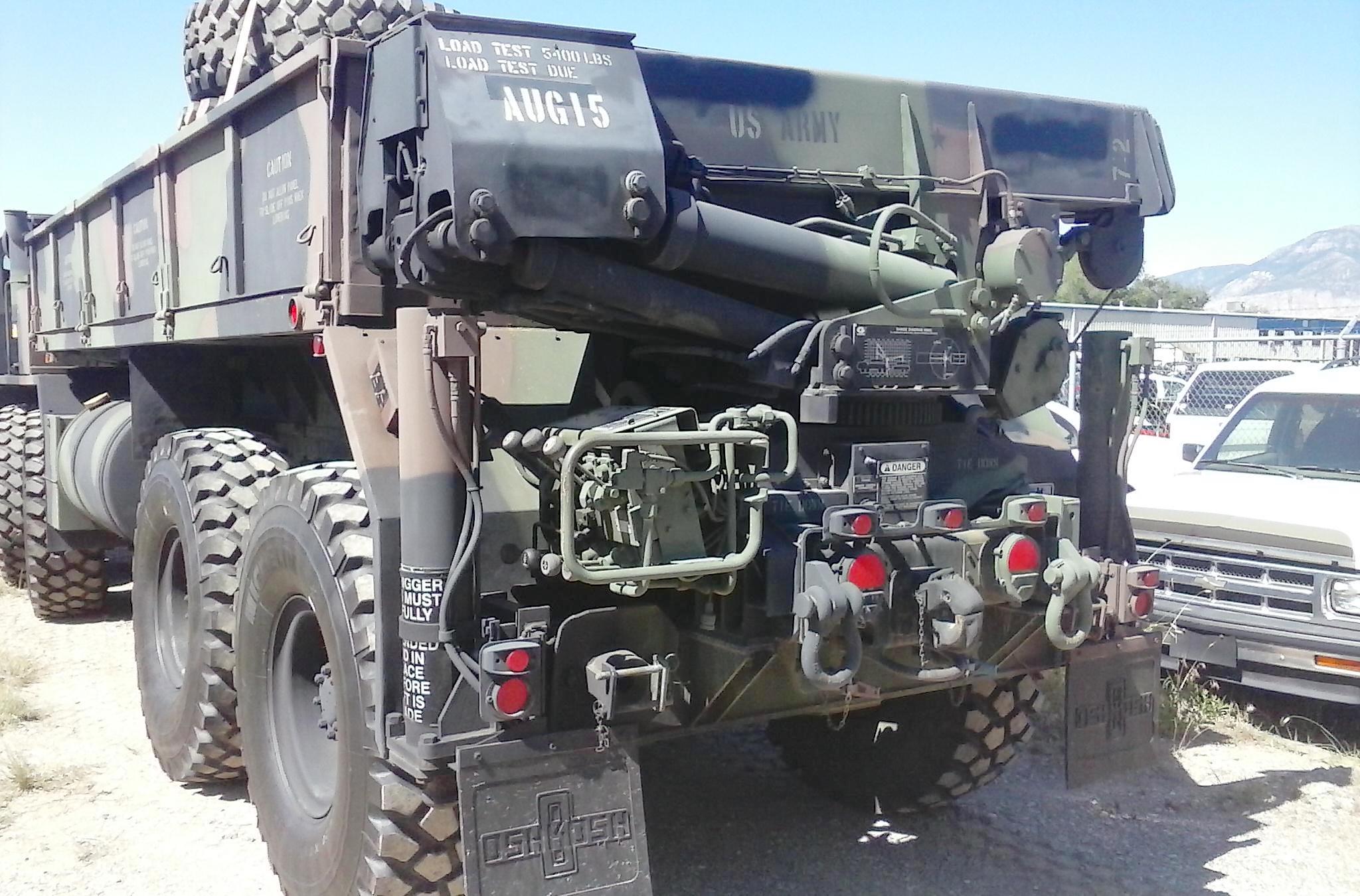 oshkosh-m985-8x8-hitch-crane-rear - The Fast Lane Truck