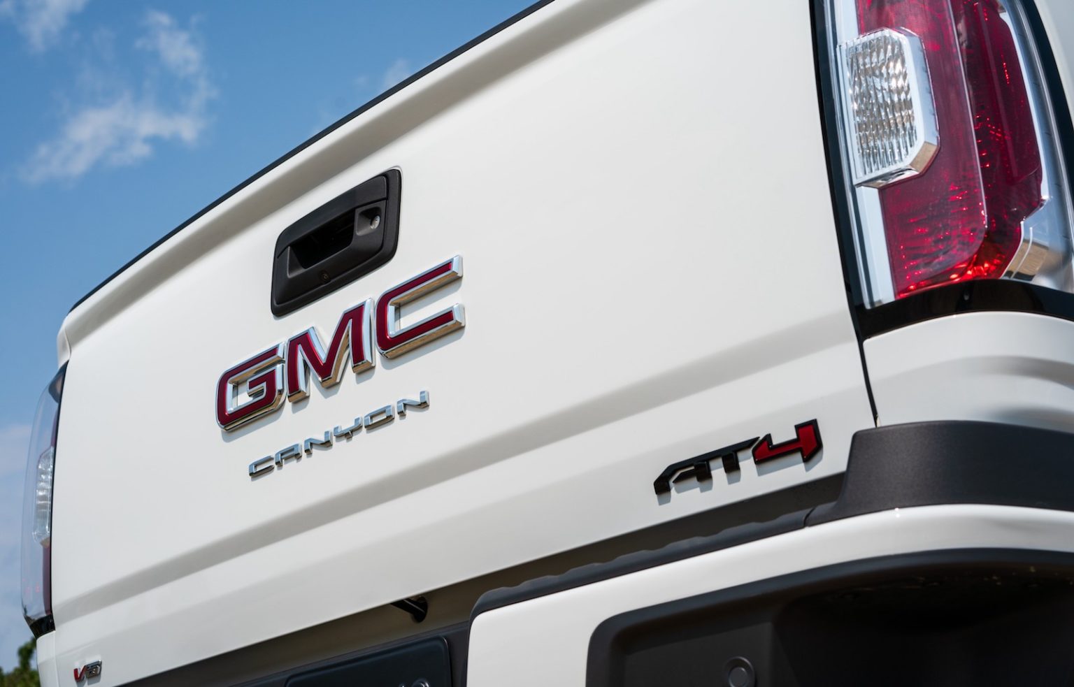 2021 GMC Canyon AT4 Gets a Factory Off-Road Upgrade with a new ...